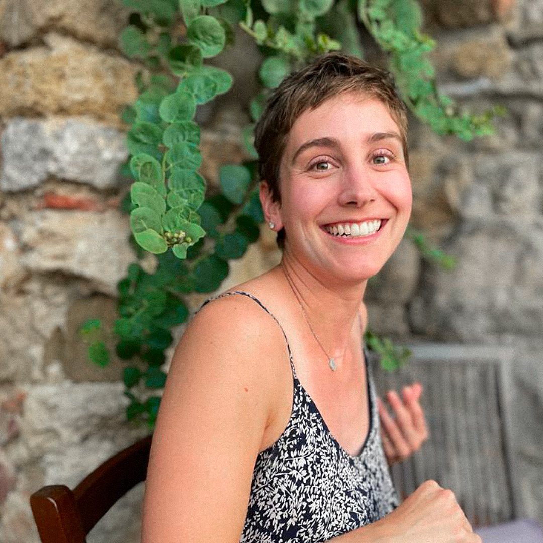 Katherine Harris, alumna UNISG and Marketing Coordinator, helping ...